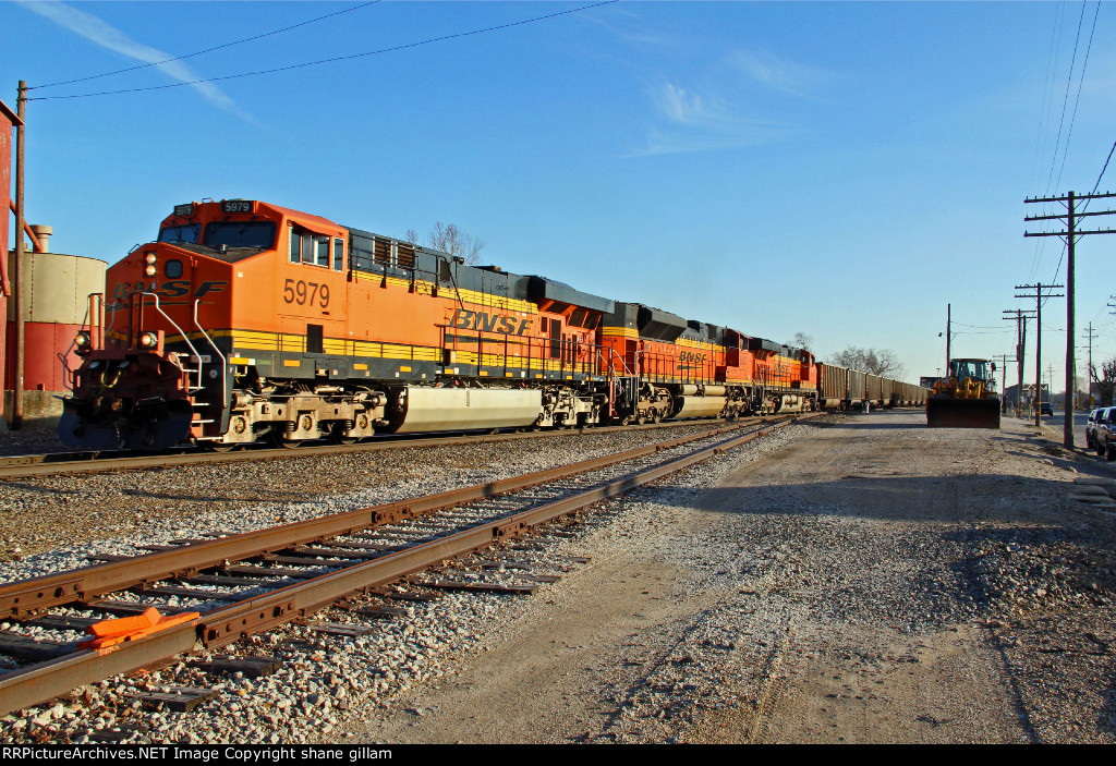 BNSF 5979 Rolls into town.